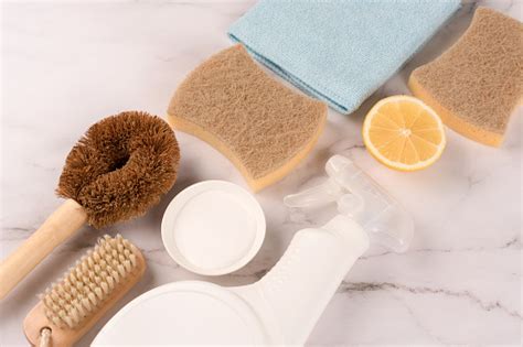 녹색 가정을위한 천연 가정용 세제 대나무 브러시 유기농 식기 천 레몬 베이킹 소다 구연산 대리석 배경에 세정액이있는 스프레이 병 상단 보기 모형 가사 집안일에 대한 스톡