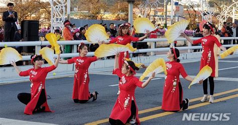 중국 전통옷 입고 거리행진