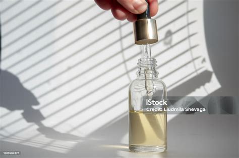 파이펫이 있는 드롭퍼 유리 병 모의 올라 필수 액체 에 A 푸른 배경 건강관리와 의술에 대한 스톡 사진 및 기타 이미지 건강관리와 의술 공란 과학 Istock