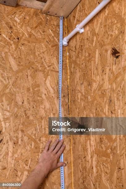 측정 테이프를 사용 하 여 거리의 측정 국내 파이프라인의 설치 거리가 먼에 대한 스톡 사진 및 기타 이미지 거리가 먼