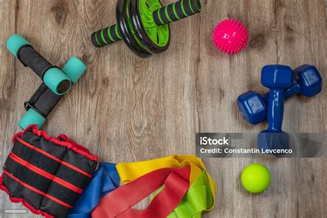피트니스 및 체육 교육을 위한 장비 세트 덤벨 다리 웨이트 피트니스 롤러 탄성 밴드 뾰족하고 부드러운 침술 공 복근 및 등 롤러 건강과 장수의 개념 0명에 대한 스톡 사진