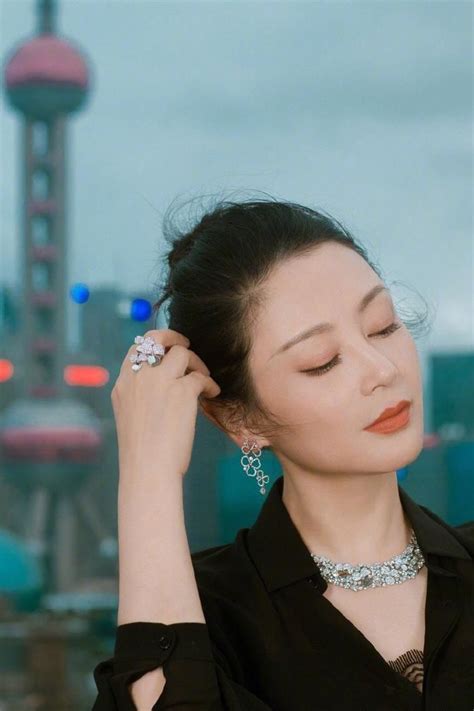 陈红电影节写真集，一身黑裙加身显优雅！感叹，美人迟暮却未老 倾城网