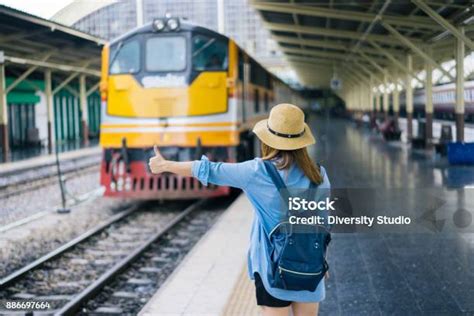 하늘색 가방 및 모자 기차역 방콕에서 기차 배경 지도 찾는 젊은 여성 여행자 태국 방콕에에서 여행 여행 컨셉 가방에 대한 스톡 사진 및 기타 이미지 Istock