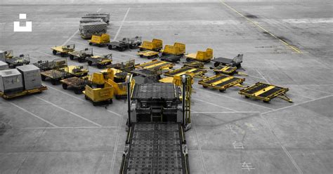 주차된 노란색 중장비 사진 Unsplash의 무료 화두 쿠 이미지