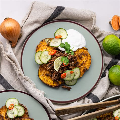 Uunissa Paahdetut Bataatit Mausteisella Jauhelihalla And Chili Kurkkuja Ruokaboksi