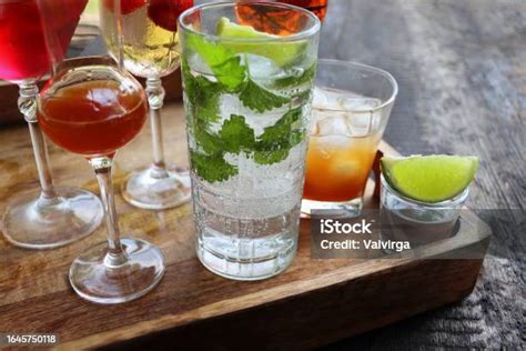 와인 브랜디 리큐어 그라페 칵테일 모히토 코냑 위스키 세트 칵테일과 음료를 만들기위한 다양한 주류 및 주류 마시기에 대한 스톡 사진 및 기타 이미지 Istock