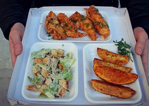 დელიკატო საკვები ადგილზე მიტანით ფურშეტი ლანჩი ყავაზე შესვენება კერძების ადგილზე მიტანა