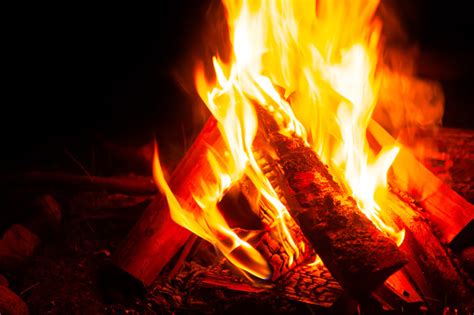 Nyala Api Terang Menyala Di Malam Hari Di Kamp Dengan Latar Belakang