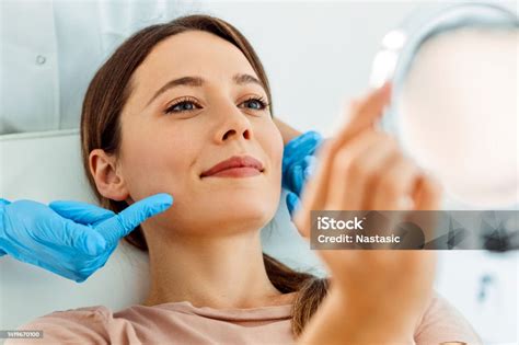 거울을 보면서 얼굴 치료를받는 아름다운 미소 짓는 여자 보톨리눔 독소 주사에 대한 스톡 사진 및 기타 이미지 보톨리눔 독소