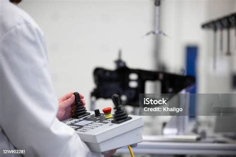 전문 3d 측정 시스템 기계 산업 개념에 의해 일부 성형 구성 요소를 측정하는 품질 엔지니어 감지기에 대한 스톡 사진 및 기타