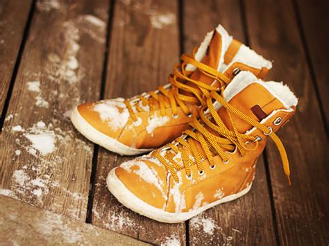 Білі розводи на взутті як їх позбутися в домашніх умовах відео Новости Section Ukr Net