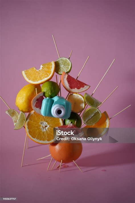 분홍색 배경 클로즈업에 날아 다니는 과일 사진을 만드는 방법 플라잉 오렌지 라임 레몬 자몽 마법의 과일 공기 중의 과일 조각