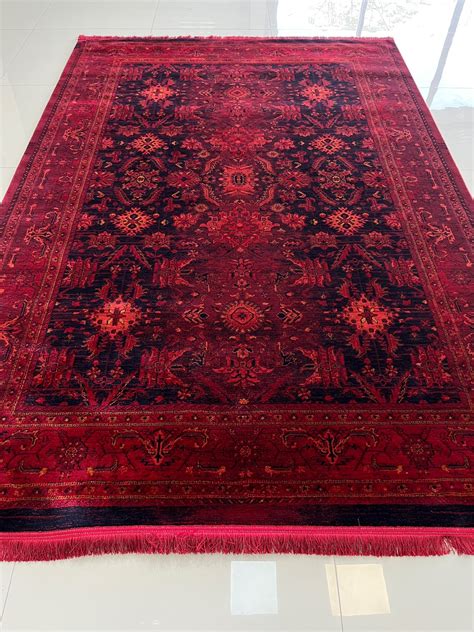 فرش قرمز جدید و خرید و قیمت فرش قرمز لاکی در انواع طرح‌های سنتی و گل ریز