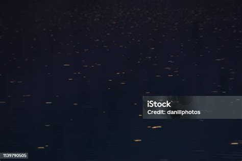 진정 어두운 푸른 물 표면에 골드 비오는 동그라미와 놀라운 자연 배경 새벽은 아름 다운 황금 방울 근접 산 호수에 반영 멋진 반짝 리플과 비 방울 물에 대한 스톡 사진 및