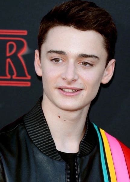 Звезда сериала Очень странные дела Ноа Шнапп был арестован СМИ Причиной ареста актера стало