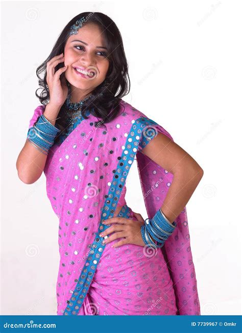 Chica joven con el móvil imagen de archivo Imagen de cosméticos 7739967