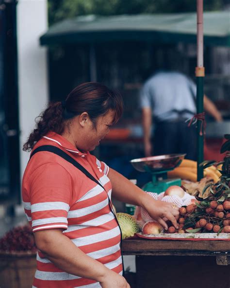 집 밖의 가방 고령자 구매 남자 노인 노인 쇼핑 다양 도시 경관 도시 시장 뒤돌아 뒤에서 본 물건 사는 사람 바겐 세일 발렌시아 발렌시아 공동체