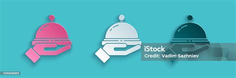 종이 잘라 파란색 배경에 고립 된 음식 아이콘의 트레이로 덮여 트레이와 뚜껑 기호 뚜껑이있는 레스토랑 클로슈 종이 아트 스타일입니다 벡터 일러스트레이션 페이퍼커팅에 대한