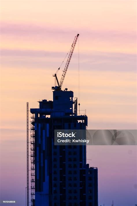 건설 타워의 아름 다운 실루엣 일몰 하늘 배경으로 크레인 극적인 하늘 배경 위에 타워 크레인 건물 건설의 실루엣 0명에 대한 스톡 사진 및 기타 이미지 Istock