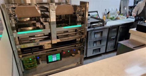 패티 굽고 치킨 튀기고조리로봇에 주문·투자 쏠린다