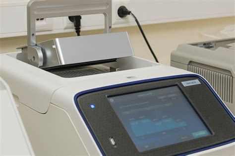 뚜껑이 반쯤 열린 Pcr 기기의 부분 모습 터치 스크린 제어판 과학 실험실 장비 기술 0명에 대한 스톡 사진 및 기타 이미지 Istock