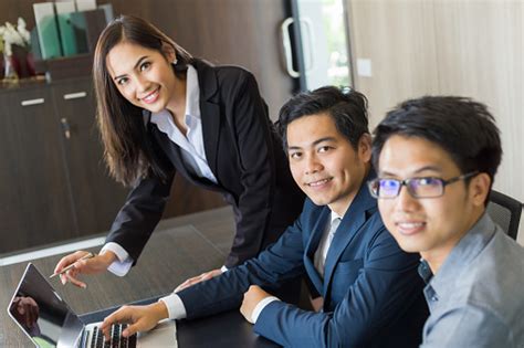 사무실에서 새로운 스타트업 프로젝트와 함께 일하는 창의적인 동료를 만나는 비즈니스 그룹 팀워크 컨셉 경영자에 대한 스톡 사진 및 기타 이미지 Istock