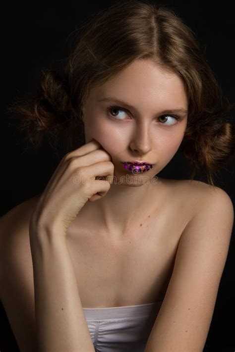 Jolie Fille Avec Le Corps Parfait Photo Stock Image Du Heureux Sourire