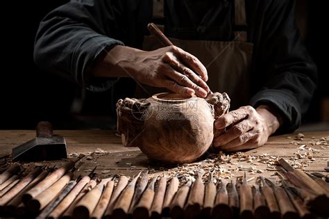 雕刻师在工作室里专注雕刻工艺品高清图片下载 正版图片502474461 摄图网
