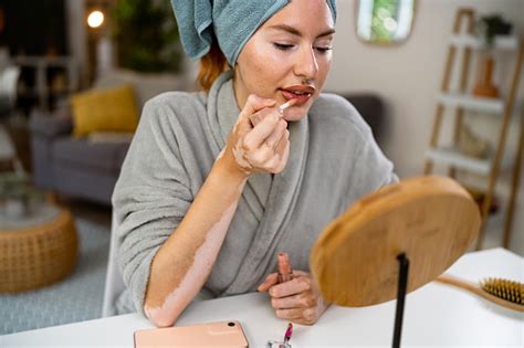 백반증과 여드름이 얼굴에 바르고 립글로스를 바르는 젊은 여성 20 24세에 대한 스톡 사진 및 기타 이미지 20 24세 Z세대 개성 개념 Istock