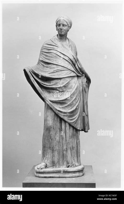 Statua Di Pietra Di Una Ragazza Immagini E Fotografie Stock Ad Alta