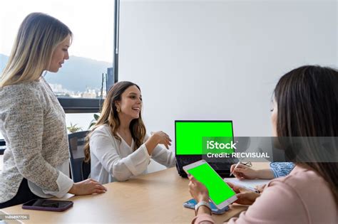 팀워크와 회의에서 문서를 가지고 있는 사업가들 여성 사업가와의 그룹 계획 및 협업 광고 또는 마케팅 전략 25 29세에 대한 스톡 사진 및 기타 이미지 Istock