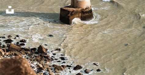 바다 한가운데있는 빨간색과 흰색 등대 사진 Unsplash의 무료 이스트본 이미지