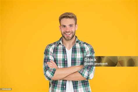 긍정적 인 감정 노란색 배경에 행복한 남자 수염이 있는 남자가 웃고 있다 콧수염과 수염을 가진 남자 행복한 얼굴 표정 행복 개념 심리적 건강 행복한 감정적 인 사람은 팔을