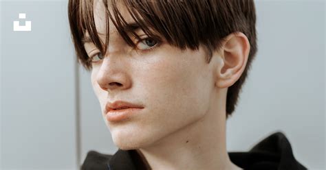 검은 셔츠를 입은 남자 사진 Unsplash의 무료 스타일 이미지