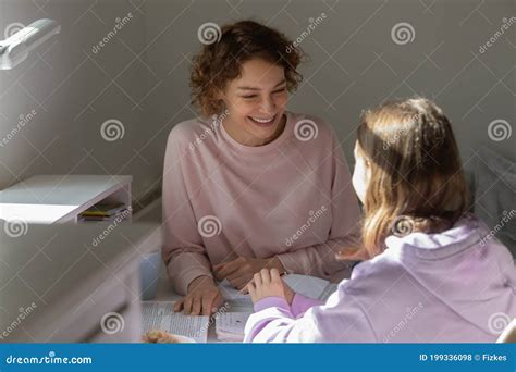 Moeder Glimlachen Helpt Tien Dochter Met Huiswerk Stock Foto Image Of