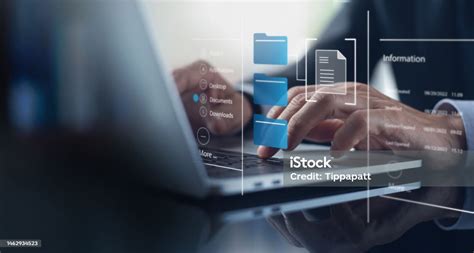 문서 관리 시스템 노트북에서 컴퓨터 폴더를 관리하는 파일 관리자 컴퓨터 장치의 문서 디렉토리 비즈니스 데이터 및 처리 개념에 대한 스톡 사진 및 기타 이미지 Istock
