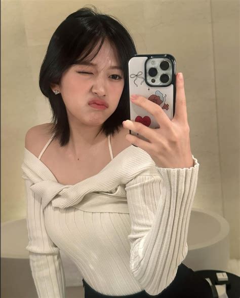 안유진 치명적인 귀여움 방콕서 매력 제대로 뽐낸 니트 플리츠스커트 패션 스타와 패션