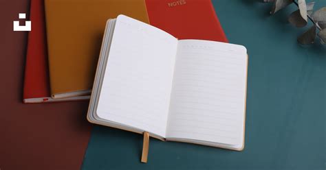 테이블에 나란히 앉아 있는 세 개의 노트북 사진 Unsplash의 무료 공책 이미지