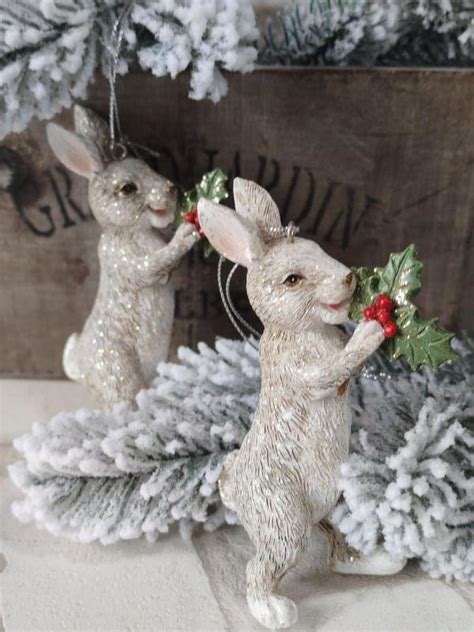 Статуетка підвіска керамічна зайка з ягідками H 12 см — ціна 245 грн у каталозі Статуетки