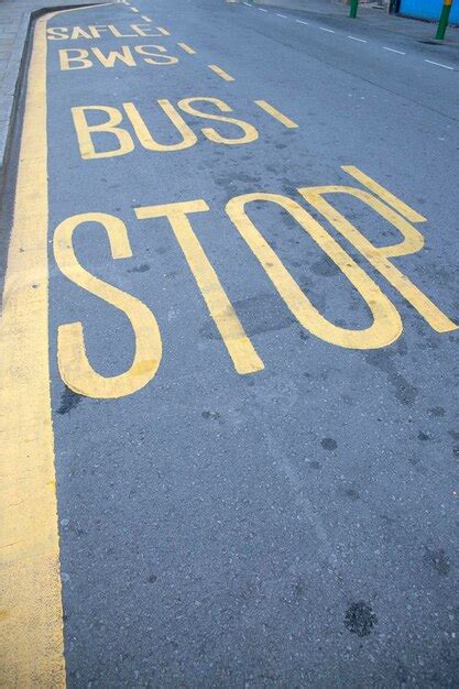 거리에 버스 정류장 표지판 프리미엄 사진