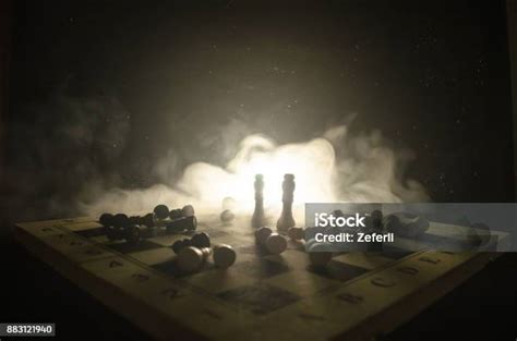 사업 아이디어와 경쟁 및 전략 아이디어 Concep 체스 보드 게임 개념 체스는 연기와 안개와 어두운 배경에 인물 개념에 대한 스톡 사진 및 기타 이미지 Istock