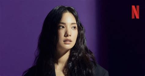 나나 슈트 사이 드러난 가슴 타투 매혹적 분위기