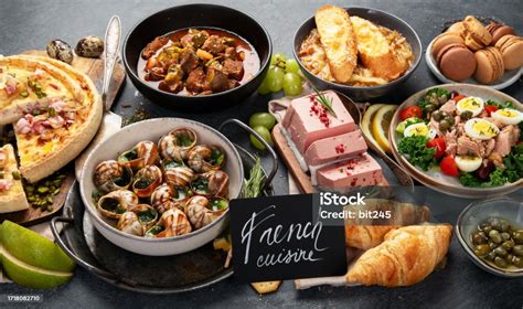 전통 프랑스 음식 홍합 및 고기 요리 라따뚜이 달팽이 크루아상 디저트 신선한 페이스트리 및 치즈 0명에 대한 스톡 사진 및 기타 이미지 Istock