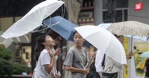 앗 바람에 뒤집힌 우산