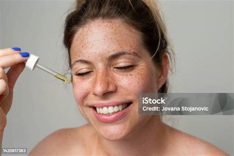 주근깨를 가진 아름다운 여성이 피펫으로 얼굴에 혈청을 바르십시오 페이스 세럼에 대한 스톡 사진 및 기타 이미지 페이스 세럼 주름 사람 얼굴 Istock