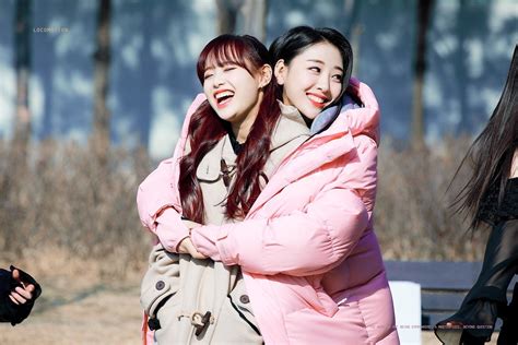 Loona Chuu And Yves 190224 Mini Fanmeeting Celebridades Kpop Poses