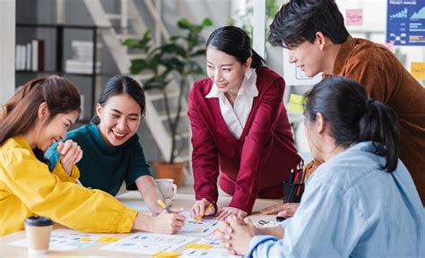 Ux 개발자와 Ui 디자이너는 현대 사무실에서 고객 간략한 및 색상 코드와 회의 테이블에 모바일 앱 인터페이스 와이어 프레임