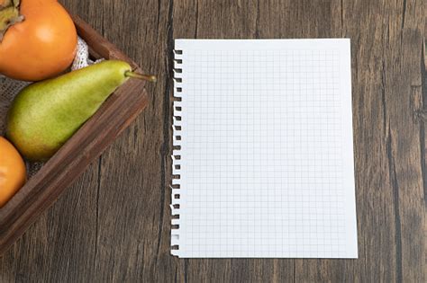 수첩을 곁들인 고리버들 바구니에 맛있는 후유 감과 잘 익은 배 0명에 대한 스톡 사진 및 기타 이미지 0명 감 건강한 식생활 Istock