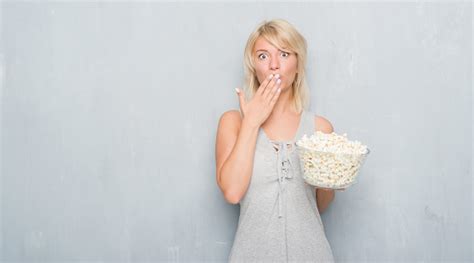 그런 지 회색 벽 팝 옥수수 커버 입을 손으로 실수 두려움 침묵 비밀 개념에에서 무서 워의 표현에 대 한 수치와 충격을 먹는