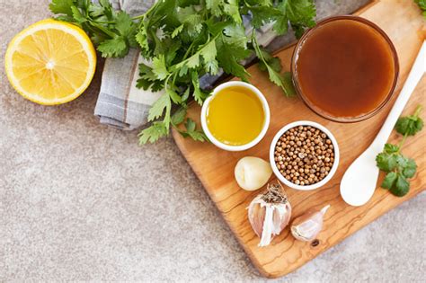 재료 레몬 꿀 나무 조각에 허브로 만든 새 콤 하 고 달콤한 소스에 대 한 보드 배경 겨자에 대한 스톡 사진 및 기타 이미지 겨자 바로 위 보울 Istock